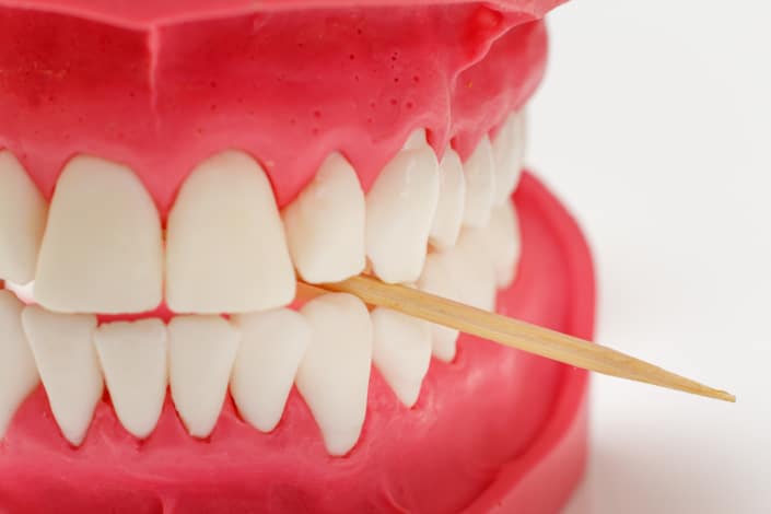Por que não devemos usar palito de dentes